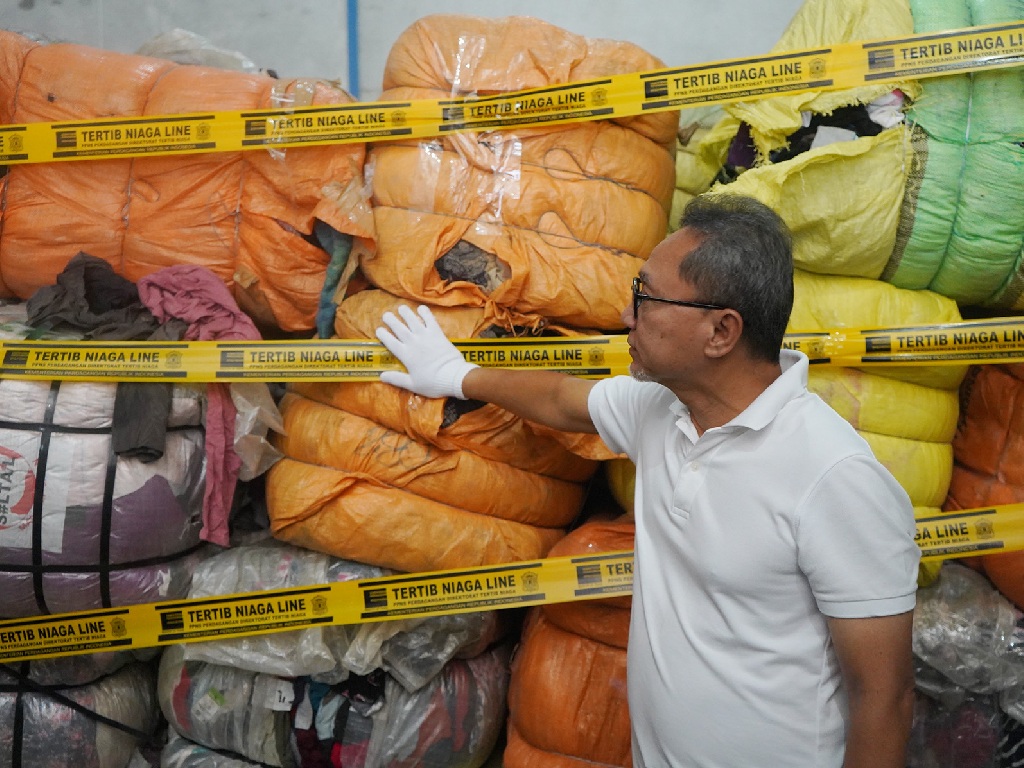 Musnahkan Pakaian Bekas Impor Senilai Rp 9 Miliar Mendag Mengandung